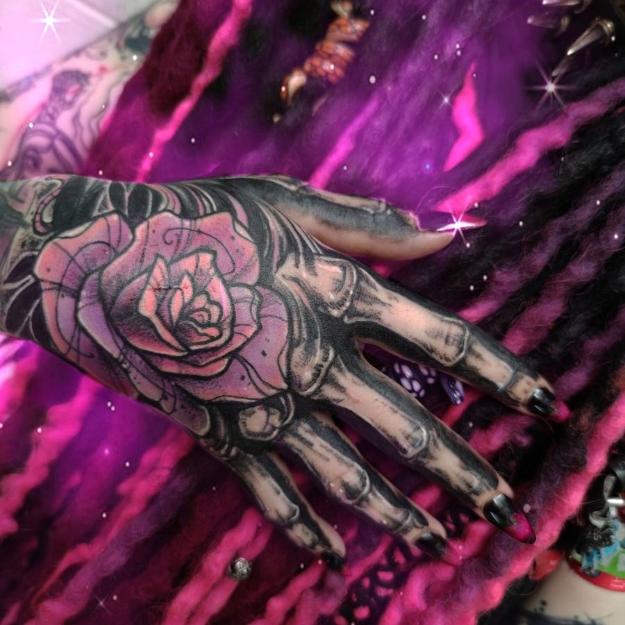 Tatuaż róża — znaczenie i symbolika klasycznego wzoru