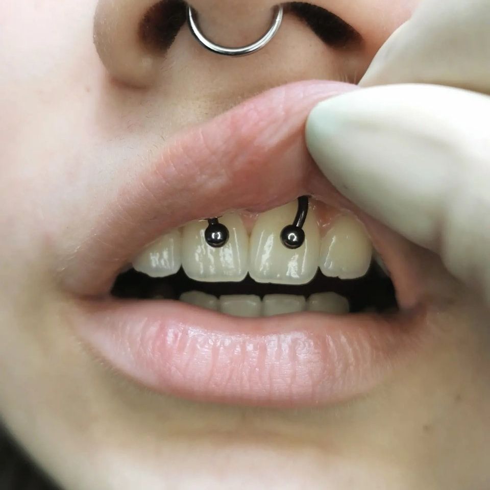Wszystko o smiley piercing - rodzaje kolczyków, pielęgnacja, koszt