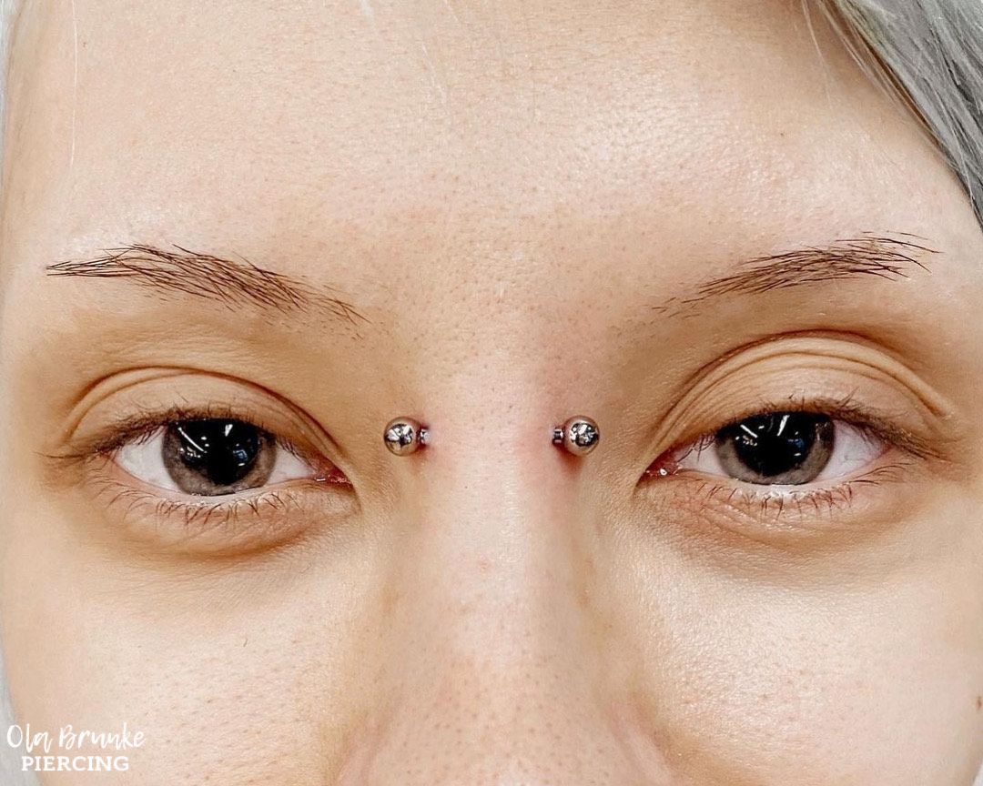 Bridge piercing – czym się charakteryzuje ten odważny trend?